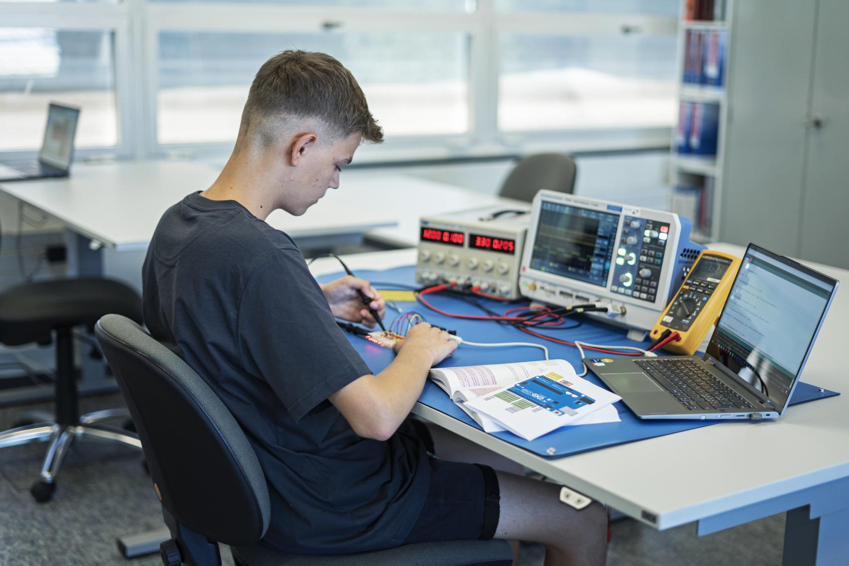 Apprenticeship as an electronics technician | RUAG
